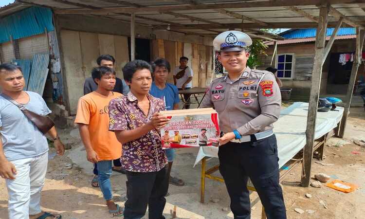 Satlantas Polresta Barelang Berikan Bansos ke Warga Ruli Kampung Nanas – WartaKepri.co.id